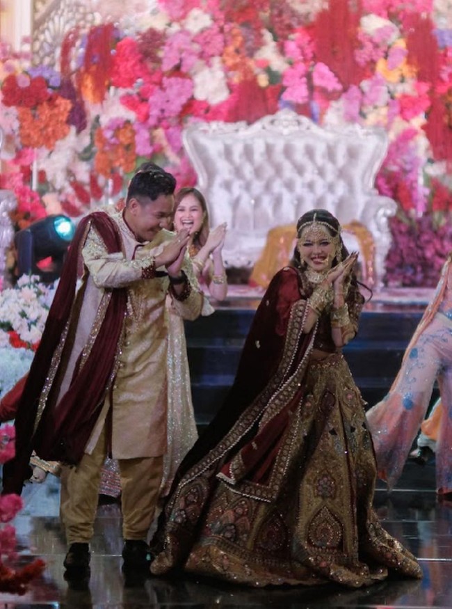 8 Potret Resepsi Mewah Putri Isnari & Anak Bos Batubara, Bertema Bollywood