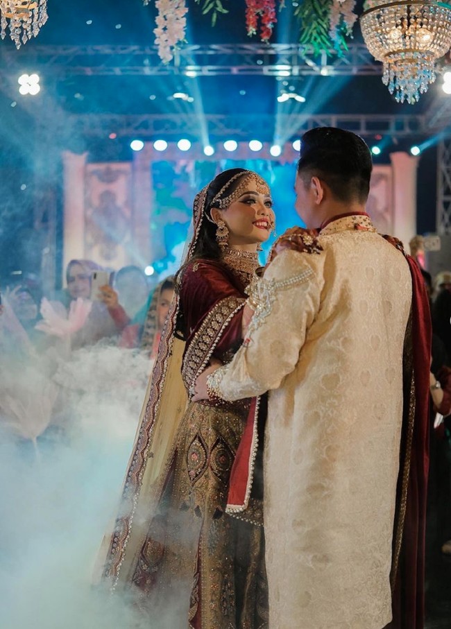 8 Potret Resepsi Mewah Putri Isnari & Anak Bos Batubara, Bertema Bollywood