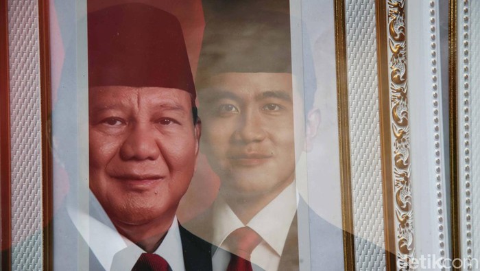 Foto Prabowo-Gibran Banyak Dijual usai Putusan MK Foto Prabowo-Gibran Banyak Dijual usai Putusan MK