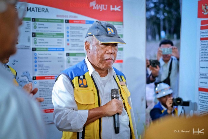 Momen Gemas Sri Mulyani dan Topi Legend Pak Bas