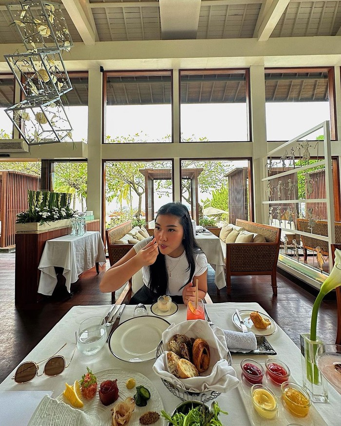 Gaya Rosa Anderson, Istri Codeblu saat Kulineran di Restoran Bintang 5