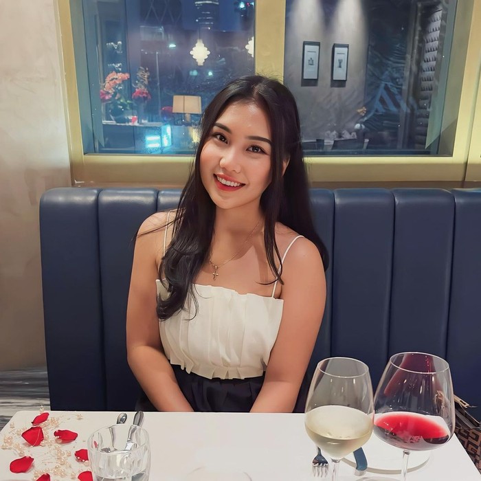 Gaya Rosa Anderson, Istri Codeblu saat Kulineran di Restoran Bintang 5