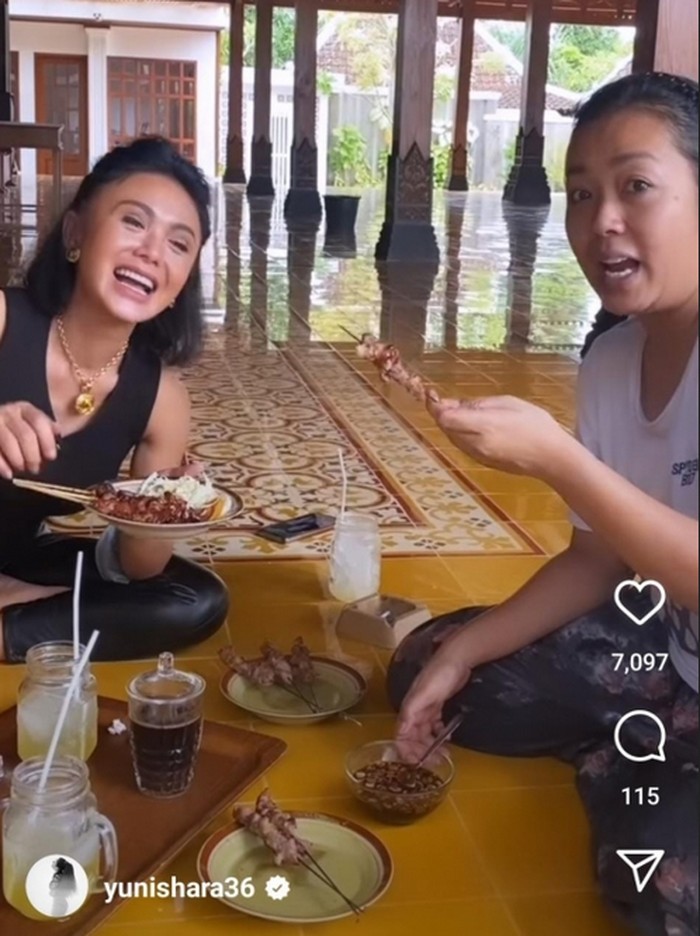 Serunya Soimah Saat Jualan Bakso hingga Makan Sate Lesehan