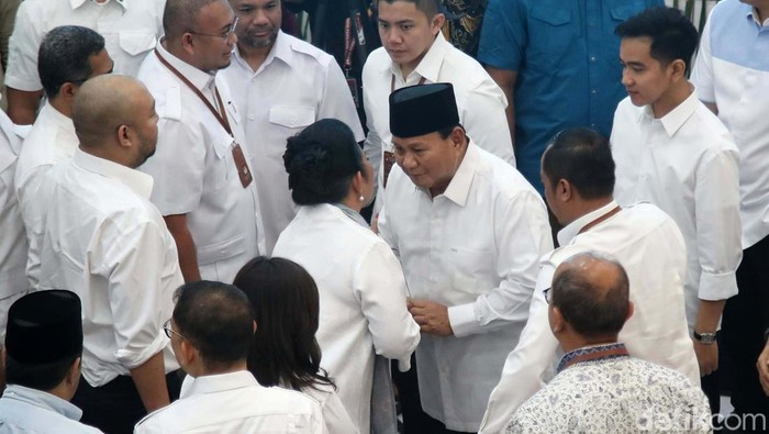 Momen Prabowo Sapa Titiek Soeharto