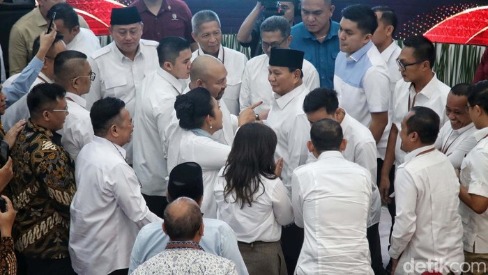 Momen Prabowo Sapa Titiek Soeharto