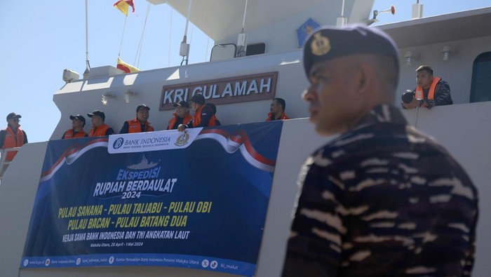 Duit Rp 9 Miliar Tunai Dibawa-bawa Naik Kapal Duit Rp 9 Miliar Tunai Dibawa-bawa Naik Kapal