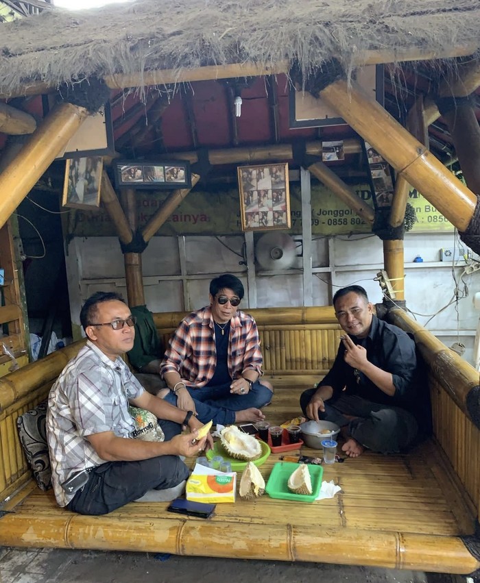 Keseruan Parto Saat Makan Durian hingga Kulineran Bareng Keluarga