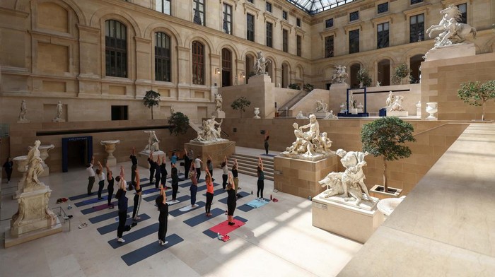 Wow! Ada Kelas Yoga di Museum Louvre Paris