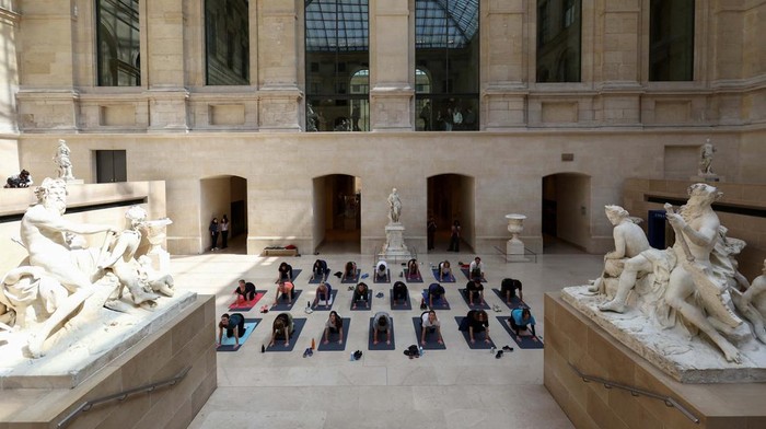 Wow! Ada Kelas Yoga di Museum Louvre Paris