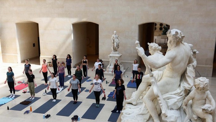 Wow! Ada Kelas Yoga di Museum Louvre Paris