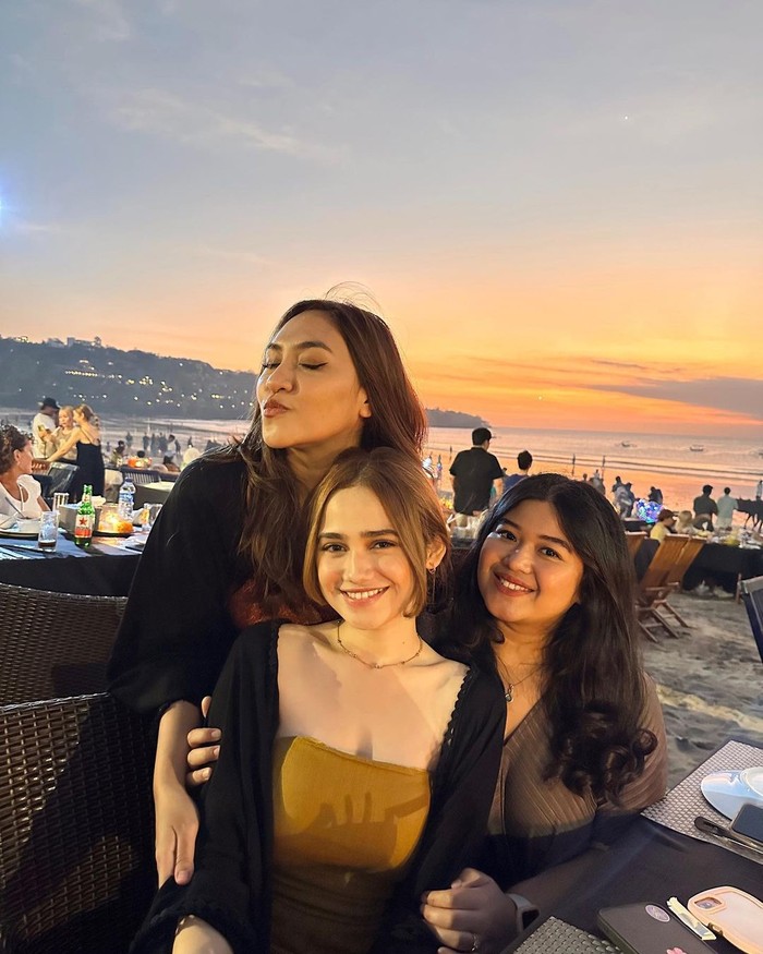 Syifa Hadju, Pacar Rizky Nazar Saat Masak Tom Yum dan Makan Es Krim