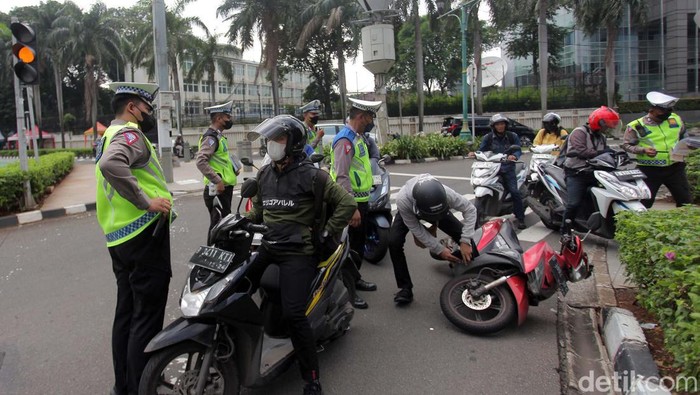Tilang Manual Kendaraan Bermotor di Bundaran HI