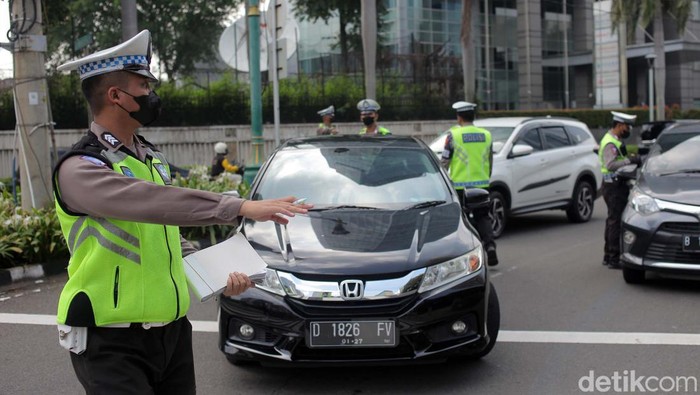Tilang Manual Kendaraan Bermotor di Bundaran HI