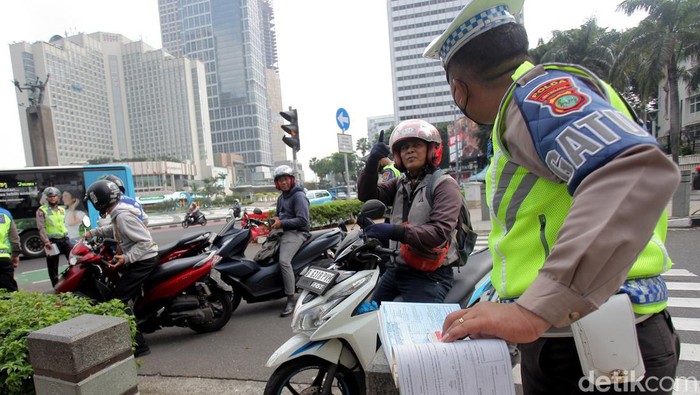 Tilang Manual Kendaraan Bermotor di Bundaran HI