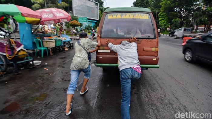 Potret Angkot Surabaya Tetap Eksis di Tengah Perkembangan Zaman