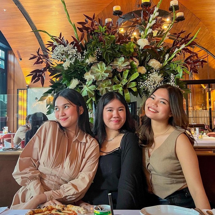 Momen Azizah Salsha, Istri Pratama Arhan Saat Nongkrong di Kafe