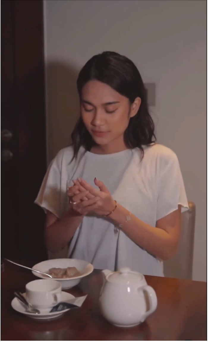 Momen Azizah Salsha, Istri Pratama Arhan Saat Nongkrong di Kafe