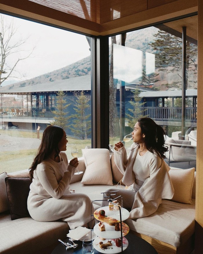 Momen Azizah Salsha, Istri Pratama Arhan Saat Nongkrong di Kafe