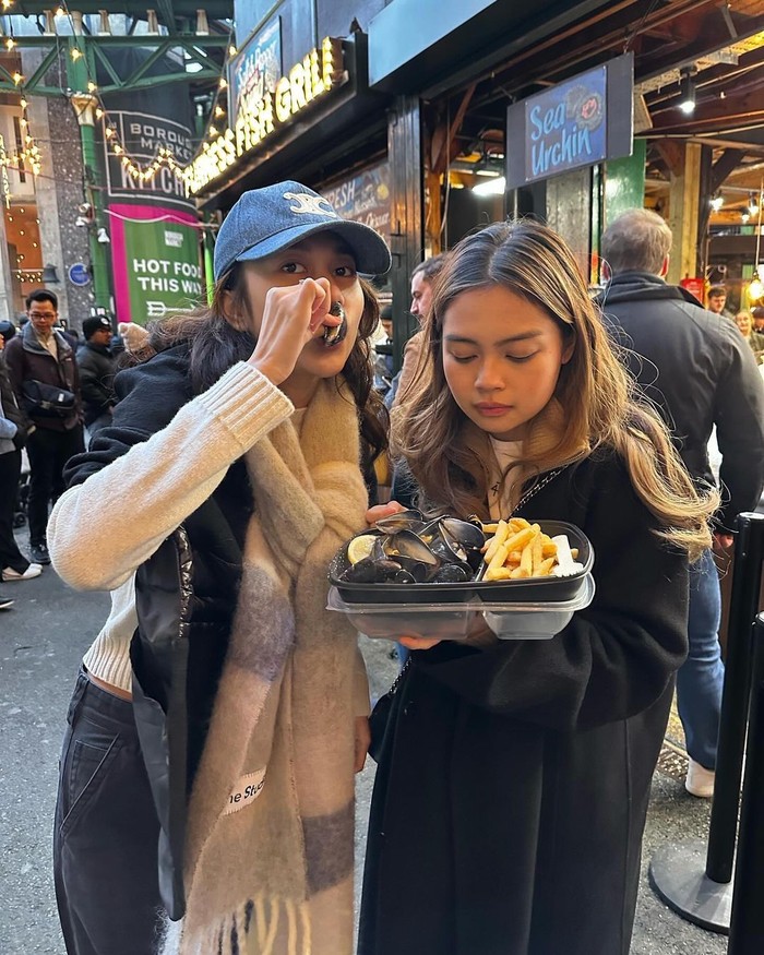 Momen Azizah Salsha, Istri Pratama Arhan Saat Nongkrong di Kafe