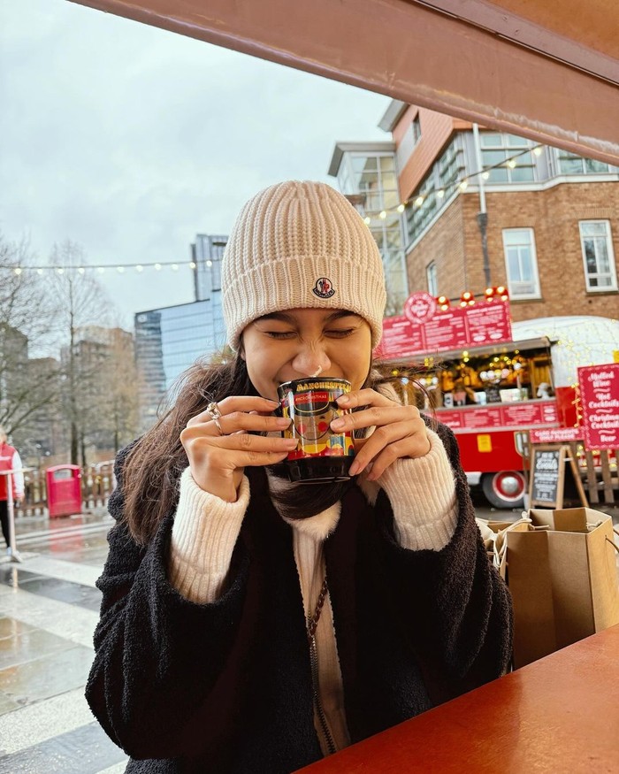 Momen Azizah Salsha, Istri Pratama Arhan Saat Nongkrong di Kafe