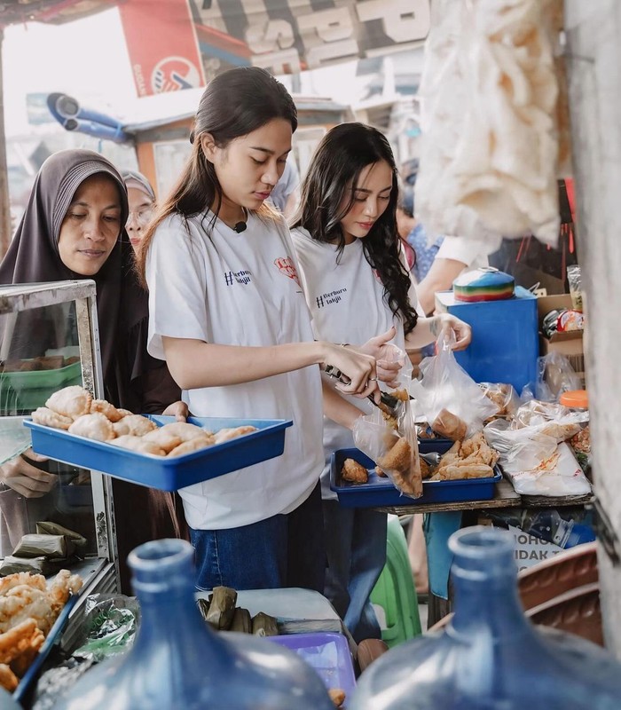 Momen Azizah Salsha, Istri Pratama Arhan Saat Nongkrong di Kafe