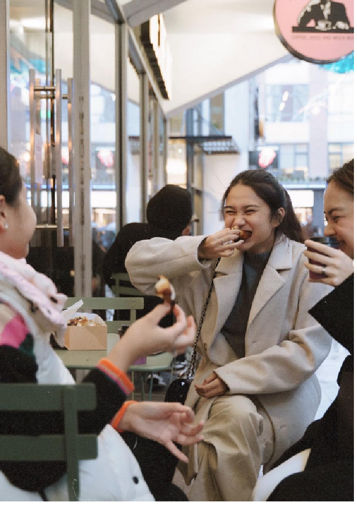 Momen Azizah Salsha, Istri Pratama Arhan Saat Nongkrong di Kafe