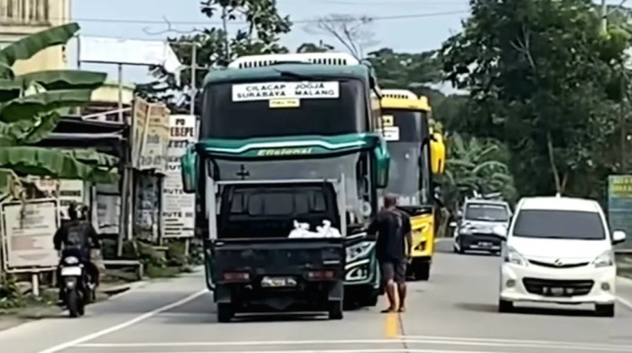 Viral Aksi Sopir Pikap 'Pukul Mundur' 2 Bus Lawan Arah di Kebumen Viral Aksi Sopir Pikap 'Pukul Mundur' 2 Bus Lawan Arah di Kebumen