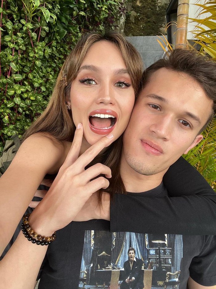 Lengket Kayak Perangko! 7 Pose Cinta Laura dengan Arya Vasco