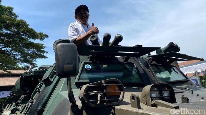 Potret Keseruan Lomba Menarik Panser Pindad