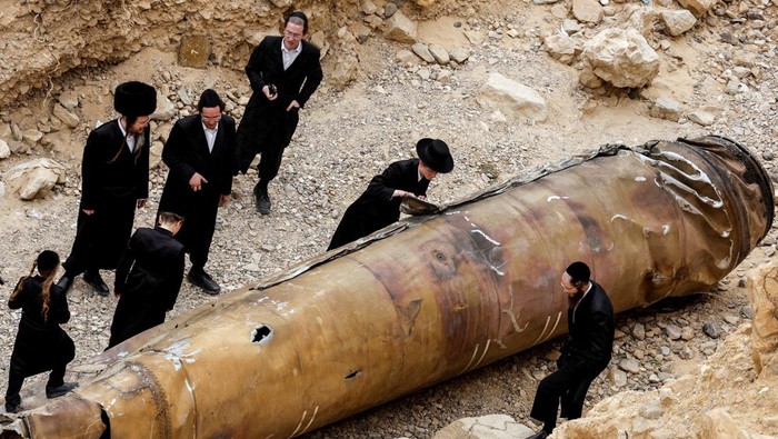 Penampakan Bangkai Rudal Iran yang Jadi Tontonan Warga Israel