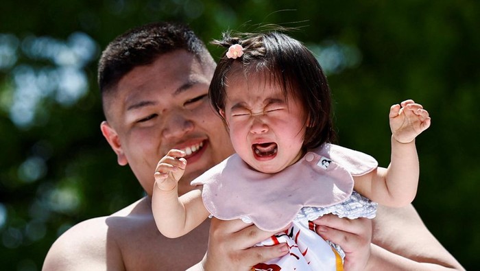 Ritual Unik Bayi Sumo Menangis di Jepang
