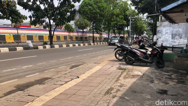 Kagetnya Penjual Taichan Saat Mobil Ngebut Tabrak Warung dan 7 Motor Kagetnya Penjual Taichan Saat Mobil Ngebut Tabrak Warung dan 7 Motor