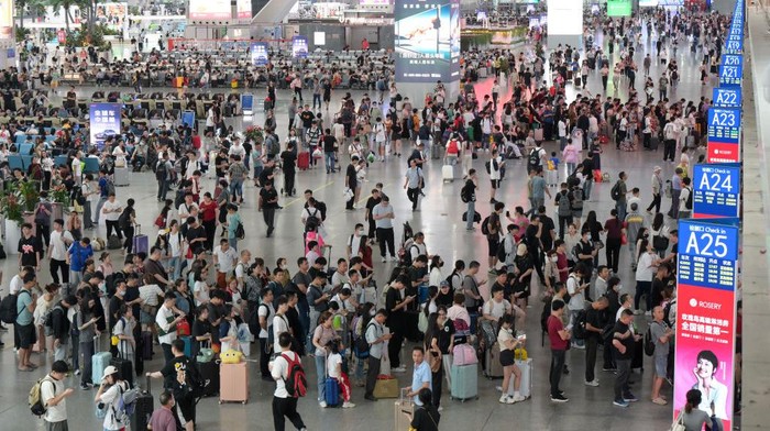 Stasiun Kereta di China Dipadati Penumpang Jelang Libur May Day