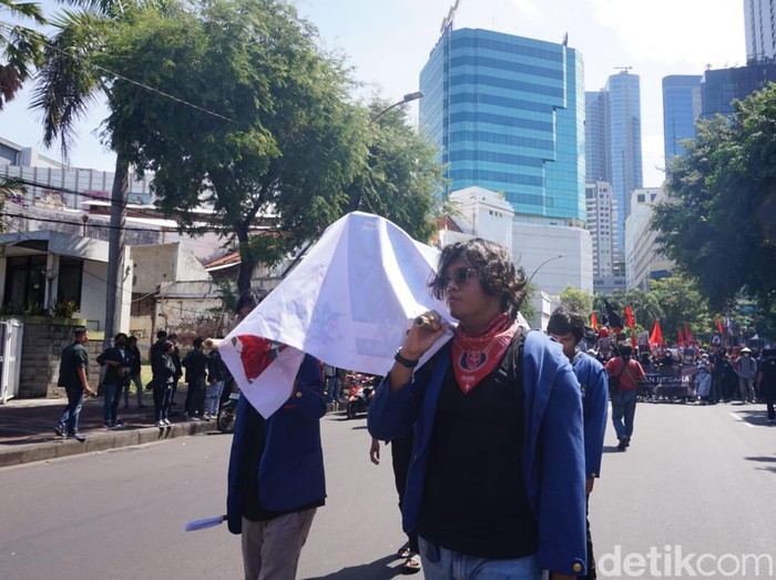 Aksi Teatrikal Warnai Peringatan May Day Di Surabaya