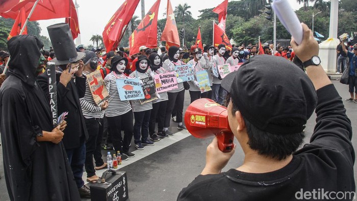 Topeng, Badut hingga Teatrikal Ramaikan Aksi Hari Buruh Topeng, Badut hingga Teatrikal Ramaikan Aksi Hari Buruh
