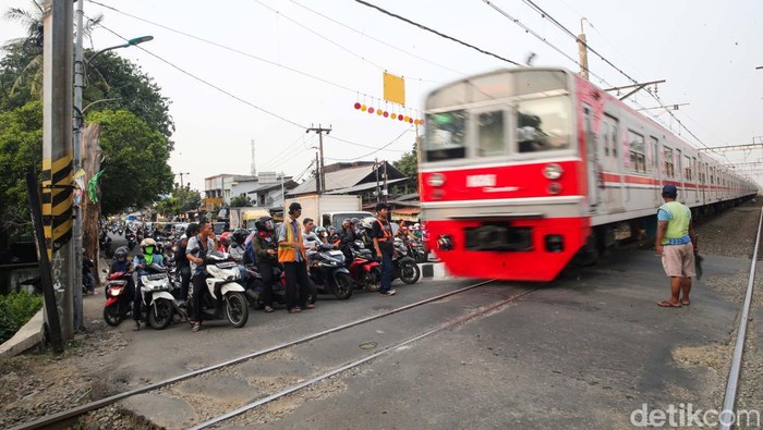 Potret Semrawutnya Perlintasan KA di Poris Tangerang