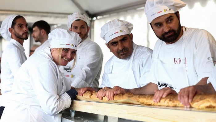 Potret Keseruan Pemecahan Rekor Roti Baguette Terpanjang di Dunia