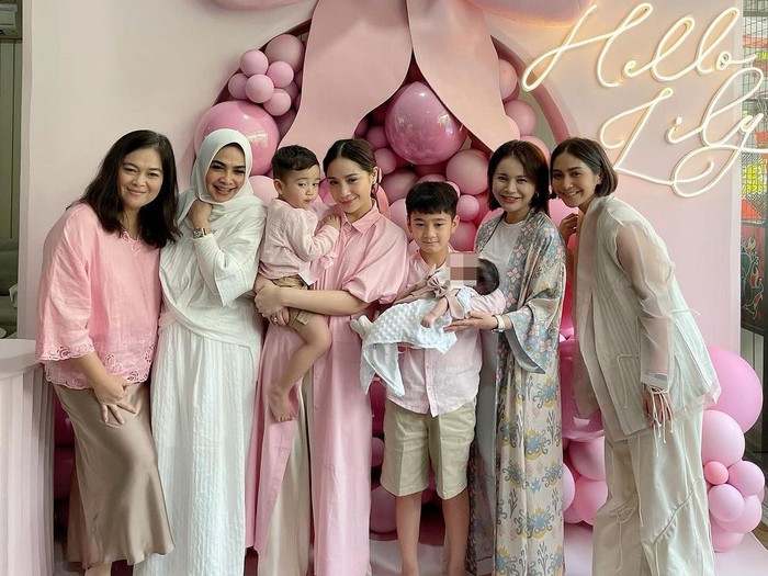 Momen Raffi Ahmad dan Nagita Slavina Serba Pink Gelar Akikah Bayi Lily