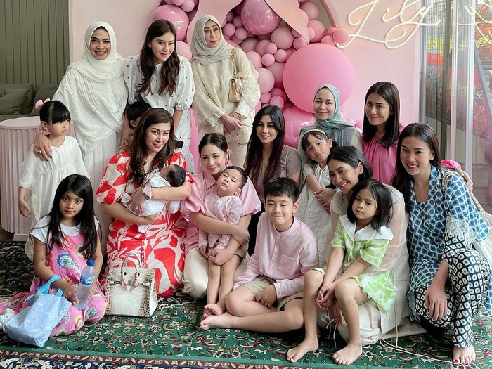 Momen Raffi Ahmad dan Nagita Slavina Serba Pink Gelar Akikah Bayi Lily