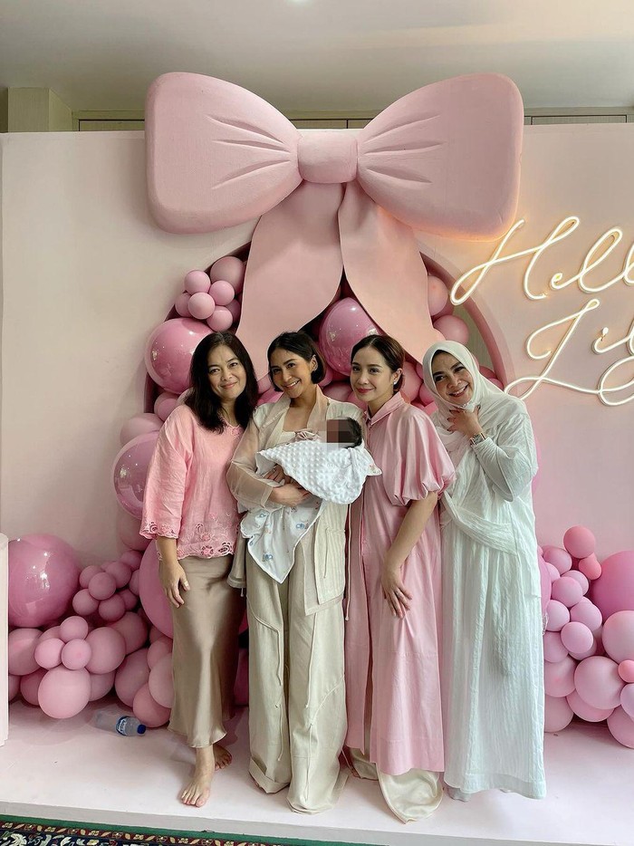 Momen Raffi Ahmad dan Nagita Slavina Serba Pink Gelar Akikah Bayi Lily
