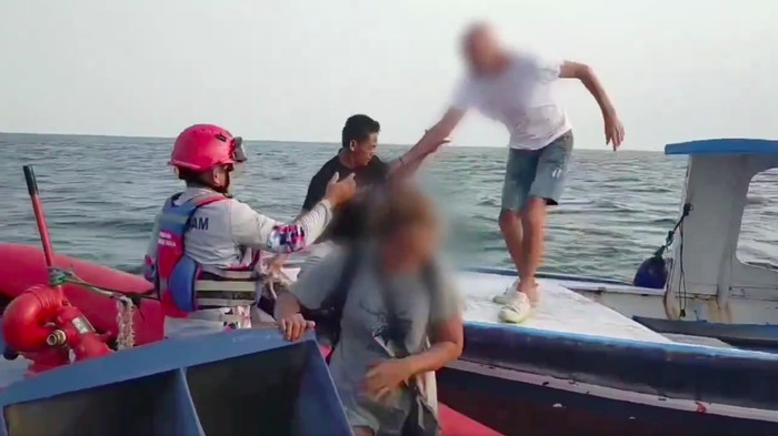 2 Turis Terjebak Di Kapal Mati Mesin Di Kepulauan Seribu Damkar Evakuasi