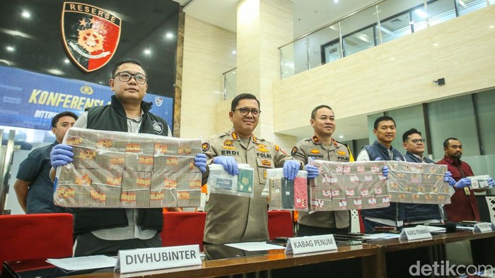 Penampakan Barbuk Uang Rp 32 M Dikasus Penipuan Manipulasi Data Email