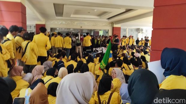Iuran Pengembangan Kampus Tembus Rp 250 Juta, Mahasiswa Unnes Demo Iuran Pengembangan Kampus Tembus Rp 250 Juta, Mahasiswa Unnes Demo