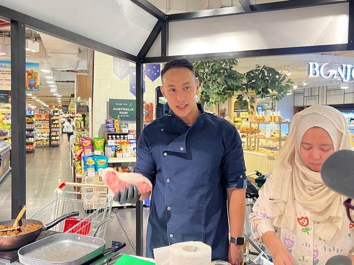 Seru! Masak Rendang dan Steak Wagyu Australia Bareng Chef Yuda Bustara