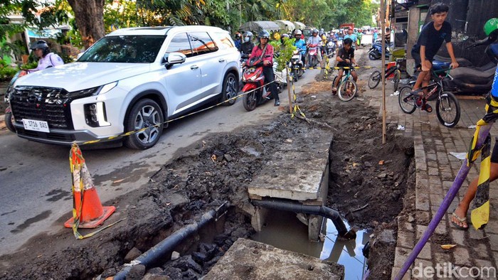 Potret Kemacetan di Jalan Nginden-Semolo, Imbas Proyek Gorong-Gorong
