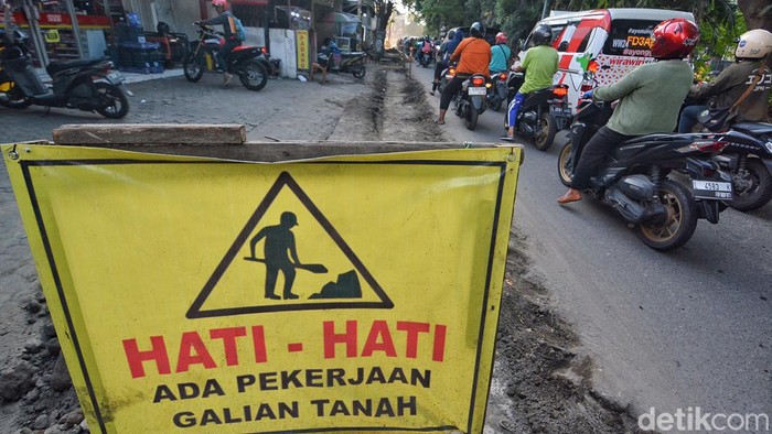 Potret Kemacetan di Jalan Nginden-Semolo, Imbas Proyek Gorong-Gorong