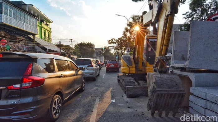 Potret Kemacetan di Jalan Nginden-Semolo, Imbas Proyek Gorong-Gorong