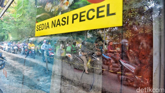 Potret Kemacetan di Jalan Nginden-Semolo, Imbas Proyek Gorong-Gorong