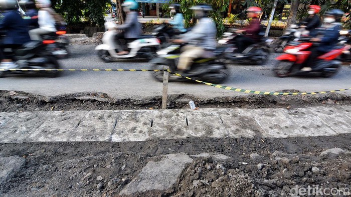 Potret Kemacetan di Jalan Nginden-Semolo, Imbas Proyek Gorong-Gorong