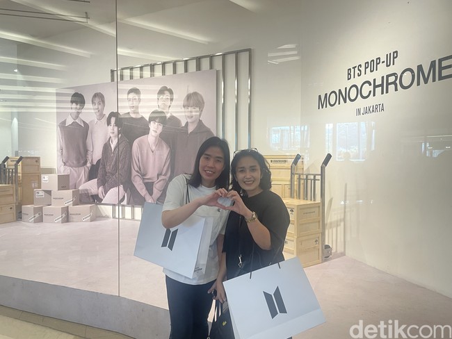 Potret Wajah Bahagia ARMY Beli Merchandise BTS POP-UP: MONOCHROME IN JAKARTA